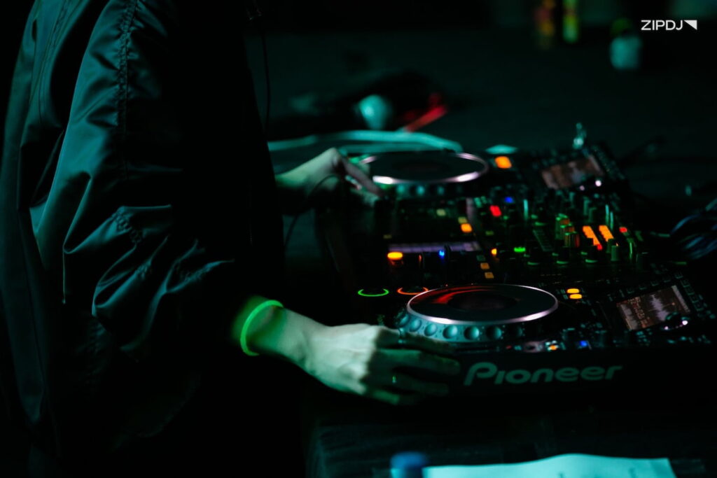 How To DJ On YouTube In 2025 (Step-By-Step Guide) | ZIPDJ